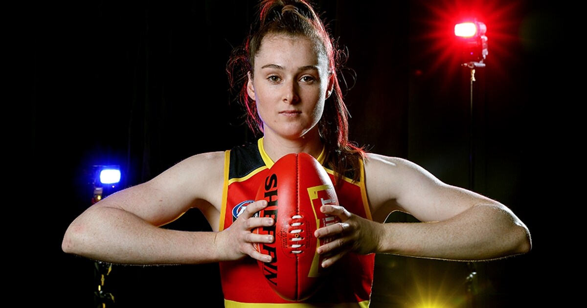 AFLW: Star Crow takes youngsters under her wing